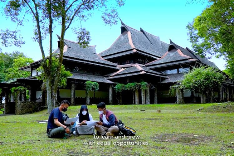 10 Universitas Terbaik di Bandung, Negeri dan Swasta, Berdasarkan ...
