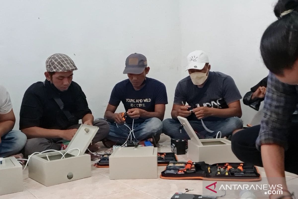Panel surya IT Telkom terangi Desa Ngeni Blitar - ANTARA Jawa Timur ...