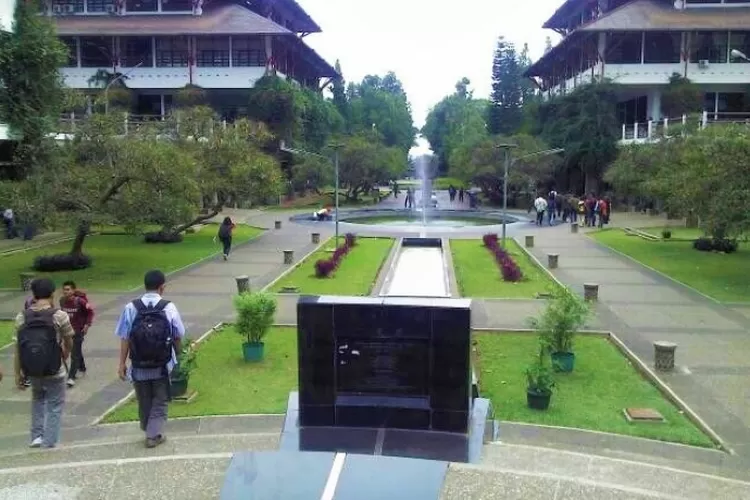 Review Universitas Terbaik di Kota Bandung Jawa Barat Menurut Unirank ...