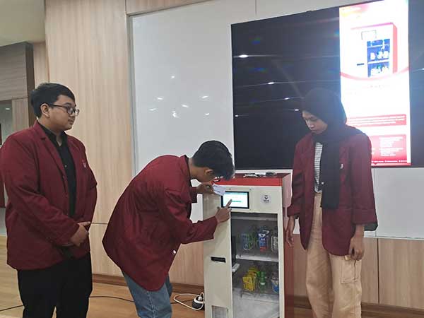 Kurangi Antrian Farmasi di Rumah Sakit, Telkom University Surabaya ...